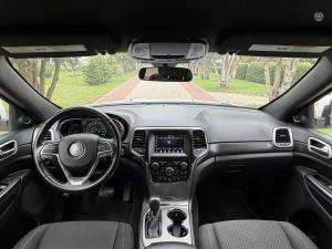 White Jeep Grand Cherokee 2018 in Kazlu Ruda, with an engine capacity of 3.60 L and mileage of 182 thousand km for 14200 €, photo 8 on AUTOMOTO.COM.LV