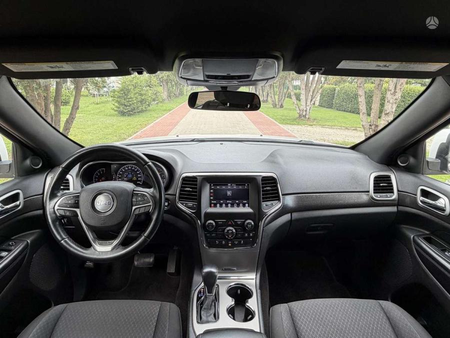 White Jeep Grand Cherokee 2018 in Kazlu Ruda, with an engine capacity of 3.60 L and mileage of 182 thousand km for 14200 €, photo 8 on AUTOMOTO.COM.LV