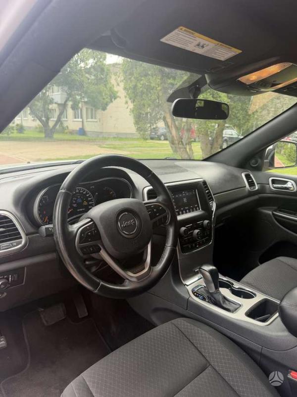 White Jeep Grand Cherokee 2018 in Kazlu Ruda, with an engine capacity of 3.60 L and mileage of 182 thousand km for 14200 €, photo 9 on AUTOMOTO.COM.LV