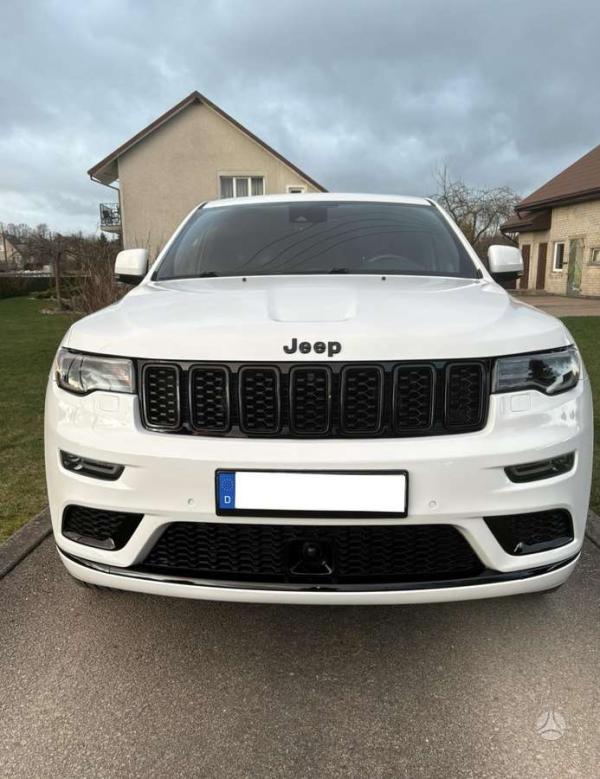 Джип Гранд Чероки 2018 в Клайпеда на AUTOMOTO.COM.LV Белый Джип Гранд Чероки 2018 в Клайпеда, объемом двигателя 5.65 л и пробегом 109 тыс. км за 26990 €, фото 3 на AUTOMOTO.COM.LV