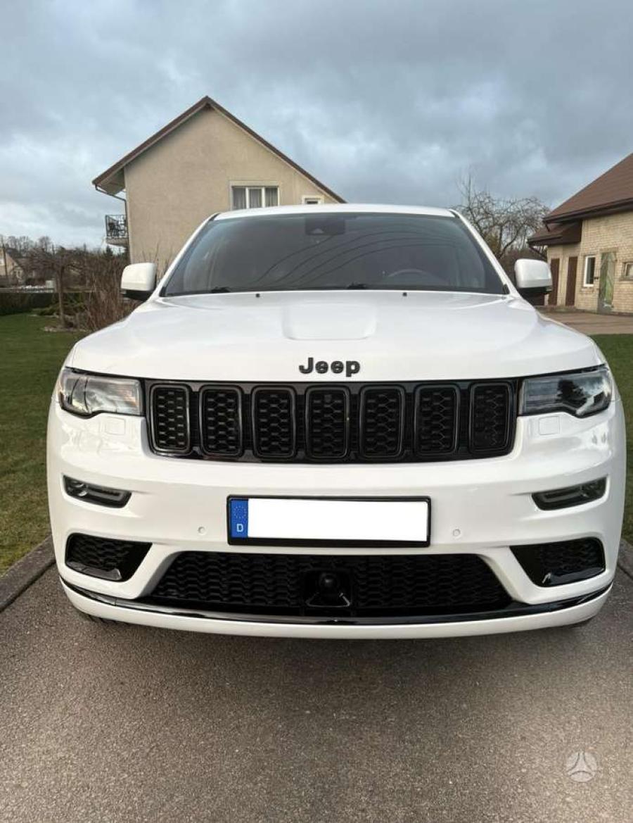 White Jeep Grand Cherokee 2018 in Klaipeda, with an engine capacity of 5.65 L and mileage of 109 thousand km for 26990 €, photo 3 on AUTOMOTO.COM.LV