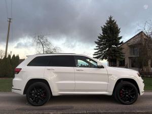 White Jeep Grand Cherokee 2018 in Klaipeda, with an engine capacity of 5.65 L and mileage of 109 thousand km for 26990 €, photo 5 on AUTOMOTO.COM.LV