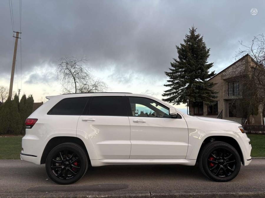 White Jeep Grand Cherokee 2018 in Klaipeda, with an engine capacity of 5.65 L and mileage of 109 thousand km for 26990 €, photo 5 on AUTOMOTO.COM.LV