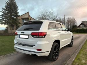 White Jeep Grand Cherokee 2018 in Klaipeda, with an engine capacity of 5.65 L and mileage of 109 thousand km for 26990 €, photo 6 on AUTOMOTO.COM.LV
