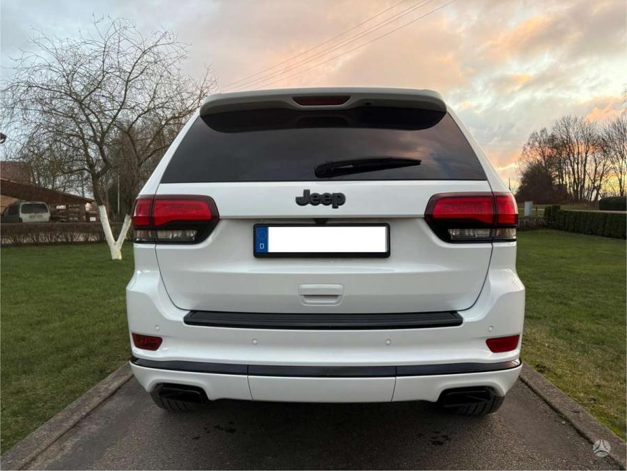 White Jeep Grand Cherokee 2018 in Klaipeda, with an engine capacity of 5.65 L and mileage of 109 thousand km for 26990 €, photo 7 on AUTOMOTO.COM.LV