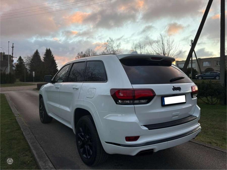 White Jeep Grand Cherokee 2018 in Klaipeda, with an engine capacity of 5.65 L and mileage of 109 thousand km for 26990 €, photo 8 on AUTOMOTO.COM.LV