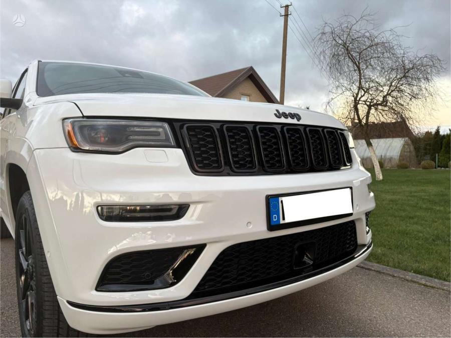 White Jeep Grand Cherokee 2018 in Klaipeda, with an engine capacity of 5.65 L and mileage of 109 thousand km for 26990 €, photo 9 on AUTOMOTO.COM.LV