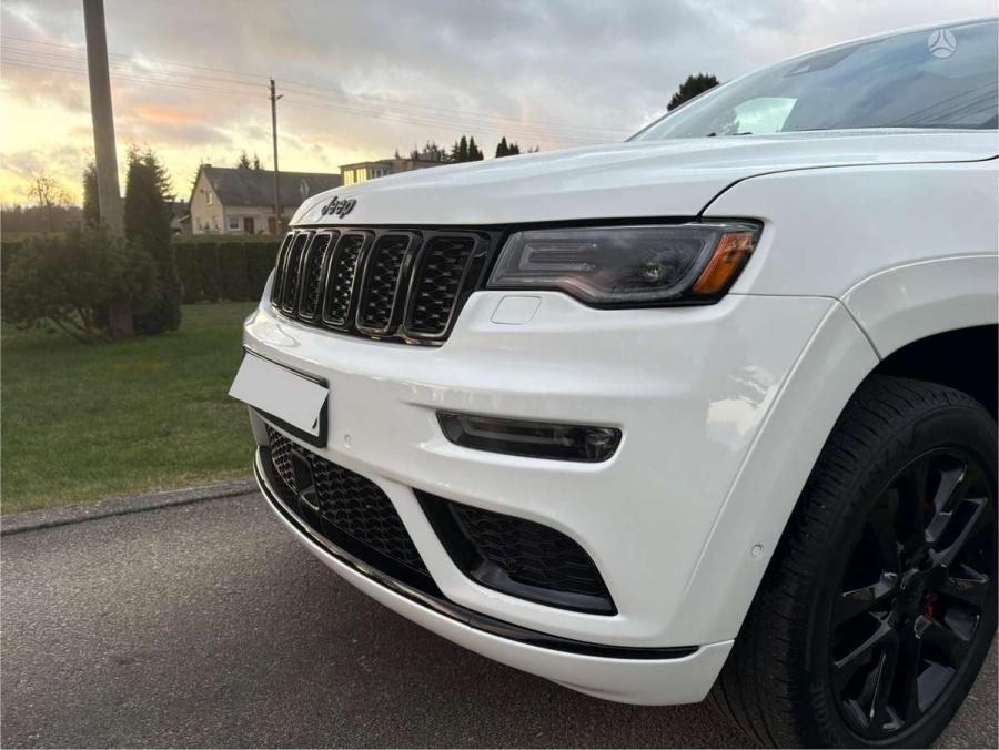 White Jeep Grand Cherokee 2018 in Klaipeda, with an engine capacity of 5.65 L and mileage of 109 thousand km for 26990 €, photo 11 on AUTOMOTO.COM.LV