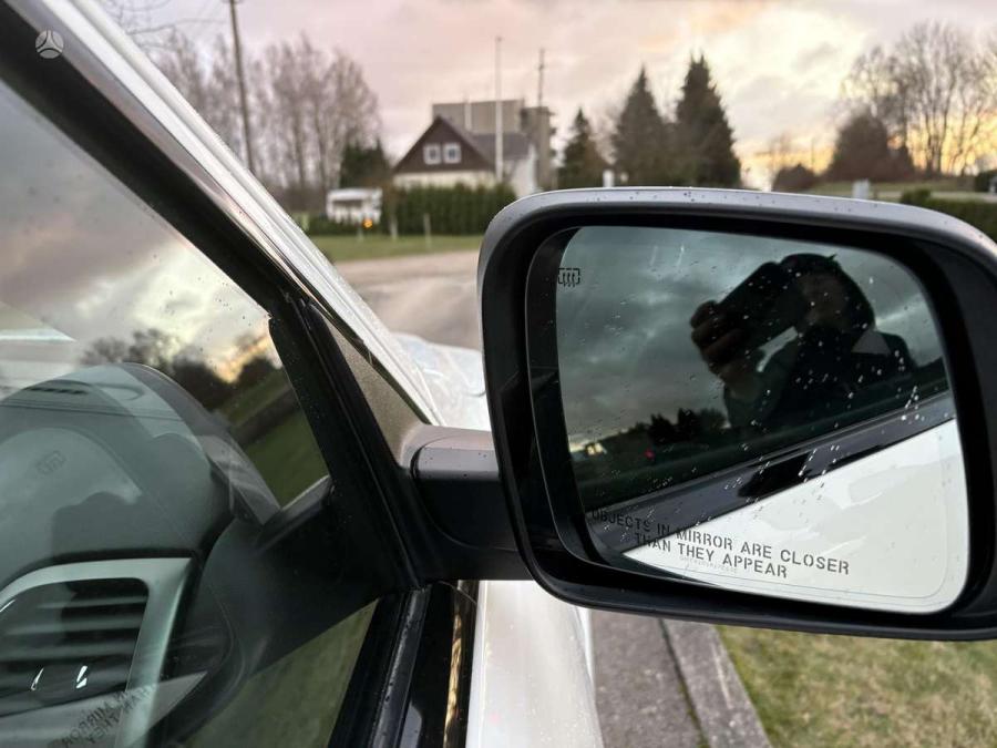 White Jeep Grand Cherokee 2018 in Klaipeda, with an engine capacity of 5.65 L and mileage of 109 thousand km for 26990 €, photo 13 on AUTOMOTO.COM.LV