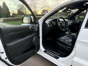 White Jeep Grand Cherokee 2018 in Klaipeda, with an engine capacity of 5.65 L and mileage of 109 thousand km for 26990 €, photo 14 on AUTOMOTO.COM.LV