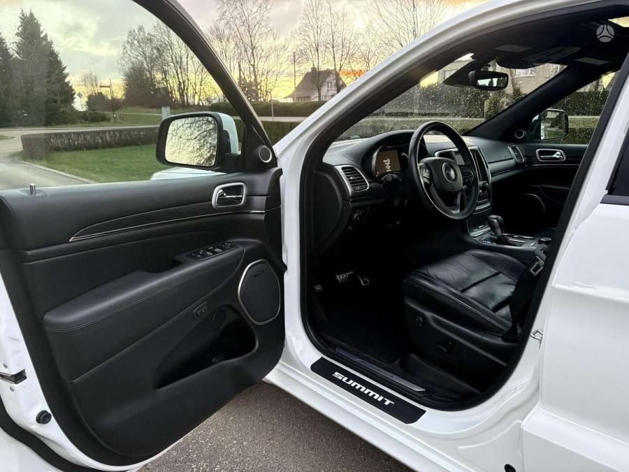 White Jeep Grand Cherokee 2018 in Klaipeda, with an engine capacity of 5.65 L and mileage of 109 thousand km for 26990 €, photo 14 on AUTOMOTO.COM.LV