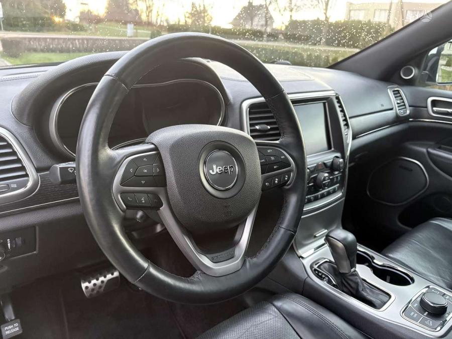 White Jeep Grand Cherokee 2018 in Klaipeda, with an engine capacity of 5.65 L and mileage of 109 thousand km for 26990 €, photo 16 on AUTOMOTO.COM.LV