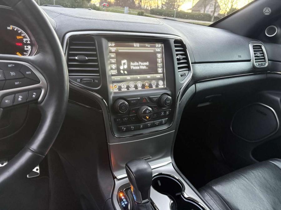 White Jeep Grand Cherokee 2018 in Klaipeda, with an engine capacity of 5.65 L and mileage of 109 thousand km for 26990 €, photo 18 on AUTOMOTO.COM.LV