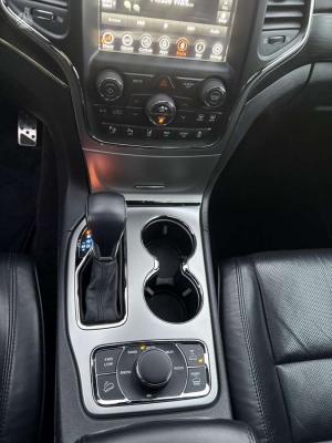 White Jeep Grand Cherokee 2018 in Klaipeda, with an engine capacity of 5.65 L and mileage of 109 thousand km for 26990 €, photo 19 on AUTOMOTO.COM.LV