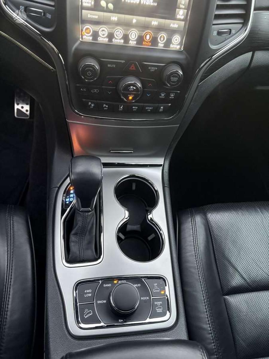 White Jeep Grand Cherokee 2018 in Klaipeda, with an engine capacity of 5.65 L and mileage of 109 thousand km for 26990 €, photo 19 on AUTOMOTO.COM.LV