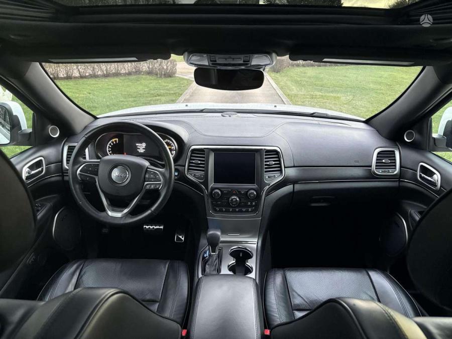 White Jeep Grand Cherokee 2018 in Klaipeda, with an engine capacity of 5.65 L and mileage of 109 thousand km for 26990 €, photo 24 on AUTOMOTO.COM.LV