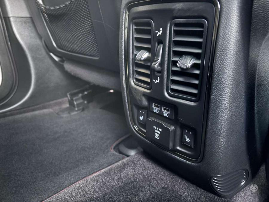 White Jeep Grand Cherokee 2018 in Klaipeda, with an engine capacity of 5.65 L and mileage of 109 thousand km for 26990 €, photo 26 on AUTOMOTO.COM.LV