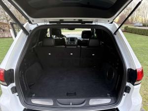 White Jeep Grand Cherokee 2018 in Klaipeda, with an engine capacity of 5.65 L and mileage of 109 thousand km for 26990 €, photo 27 on AUTOMOTO.COM.LV