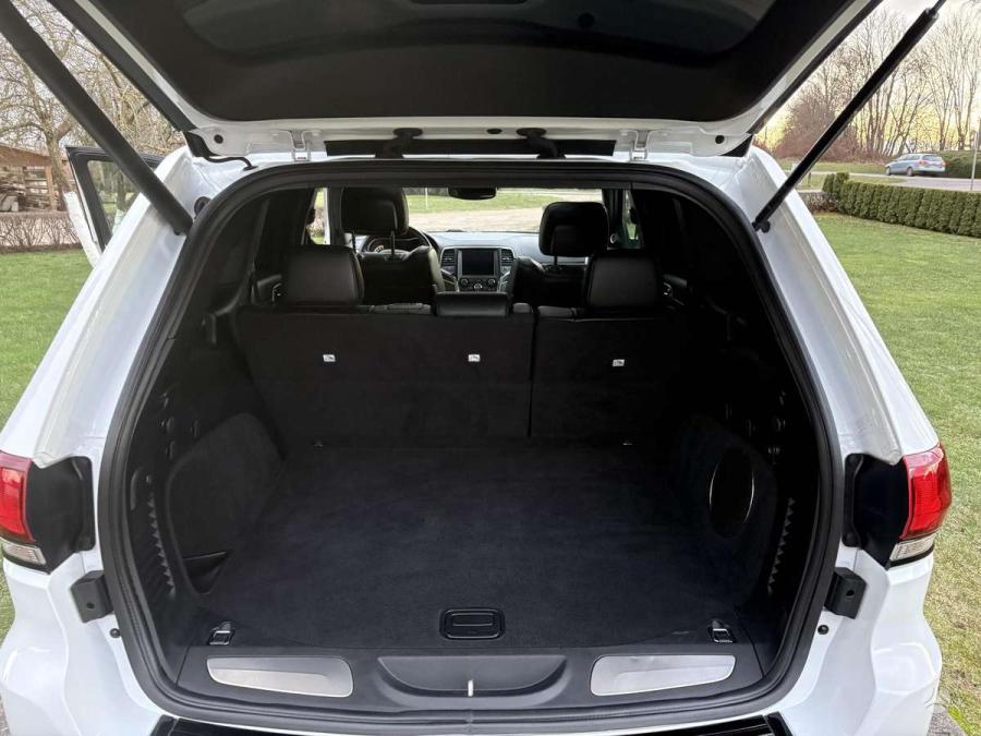 White Jeep Grand Cherokee 2018 in Klaipeda, with an engine capacity of 5.65 L and mileage of 109 thousand km for 26990 €, photo 27 on AUTOMOTO.COM.LV