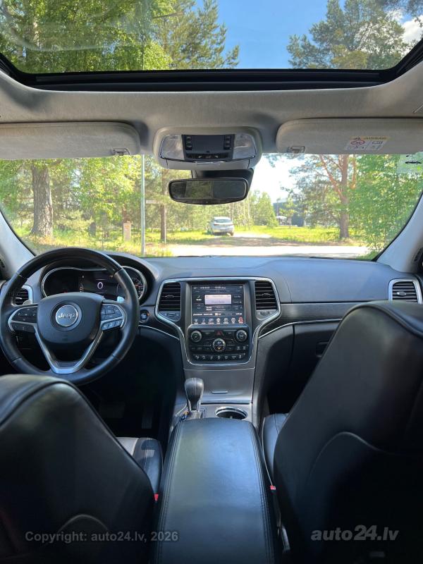 White Jeep Grand Cherokee 2018 in Tallinn, with an engine capacity of 3.00 L and mileage of 19 thousand km for 19900 €, photo 4 on AUTOMOTO.COM.LV