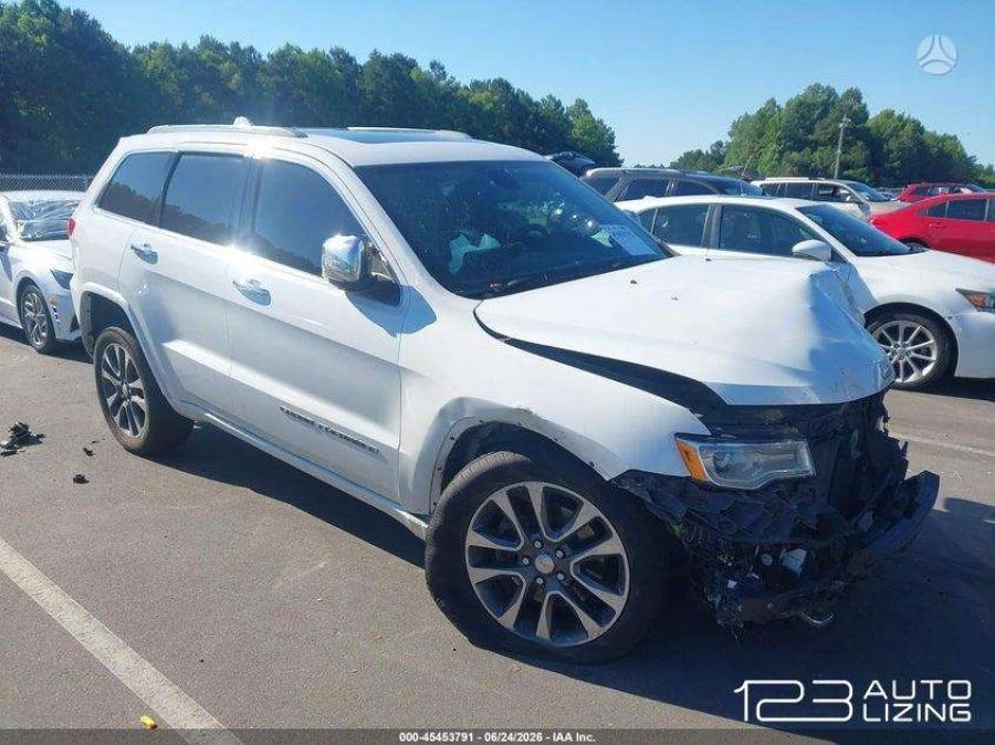White Jeep Grand Cherokee 2018 in Kretinga, with an engine capacity of 5.70 L and mileage of 211 thousand km for 8999 €, photo 1 on AUTOMOTO.COM.LV