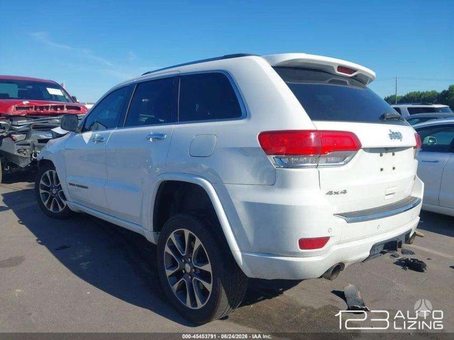White Jeep Grand Cherokee 2018 in Kretinga, with an engine capacity of 5.70 L and mileage of 211 thousand km for 8999 €, photo 3 on AUTOMOTO.COM.LV