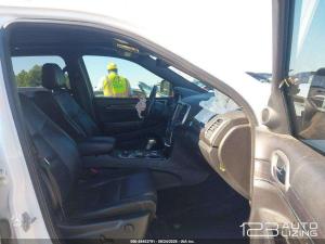White Jeep Grand Cherokee 2018 in Kretinga, with an engine capacity of 5.70 L and mileage of 211 thousand km for 8999 €, photo 7 on AUTOMOTO.COM.LV