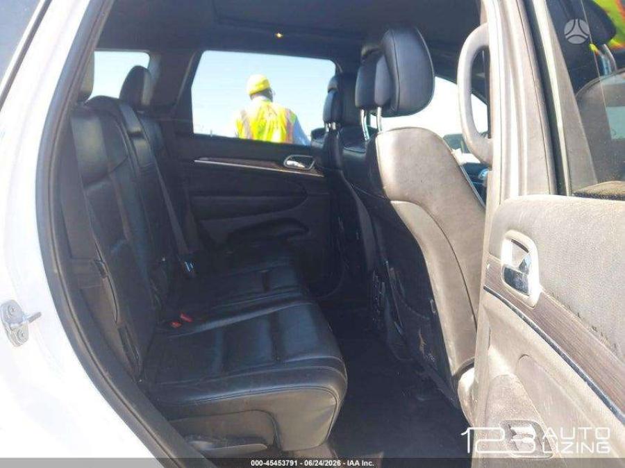 White Jeep Grand Cherokee 2018 in Kretinga, with an engine capacity of 5.70 L and mileage of 211 thousand km for 8999 €, photo 10 on AUTOMOTO.COM.LV