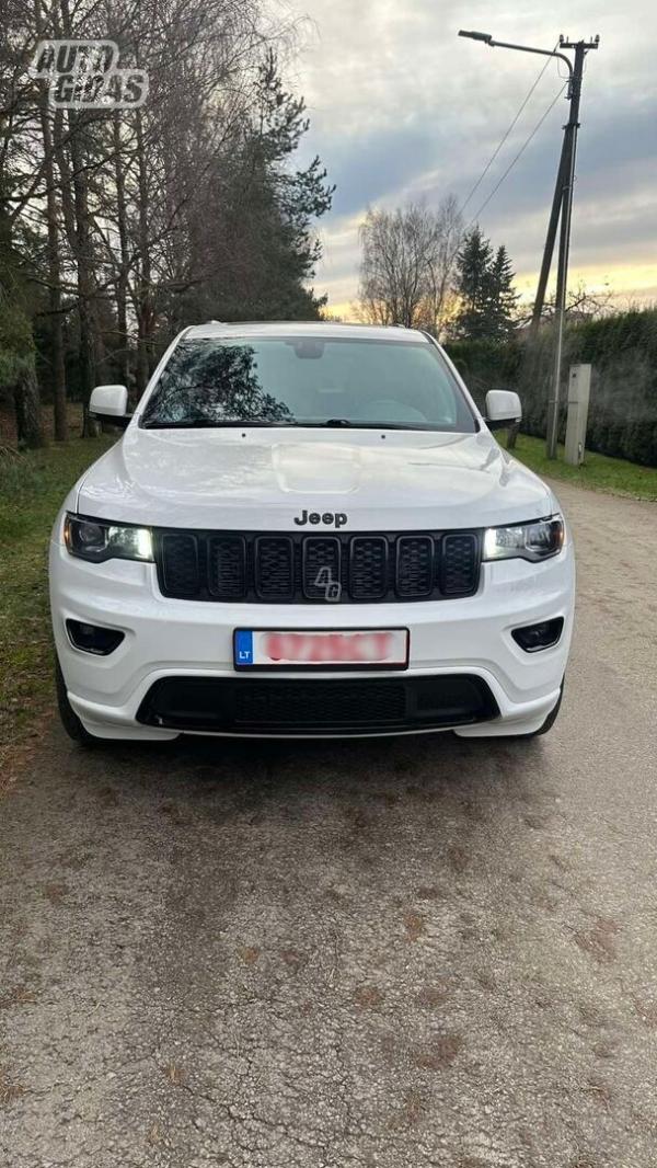 Balts Jeep Grand Cherokee 2019 Klaipėda, ar dzinēja tilpumu 3.60 L un nobraukumu 65 tūkst. km par 18800 €, foto 2 vietnē AUTOMOTO.COM.LV
