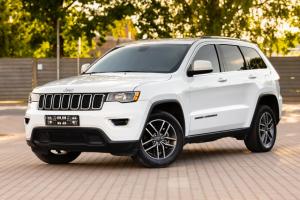 Balts Jeep Grand Cherokee 2019 Rīga, ar dzinēja tilpumu 3.60 L un nobraukumu 61 tūkst. km par 24000 €, foto  vietnē AUTOMOTO.COM.LV