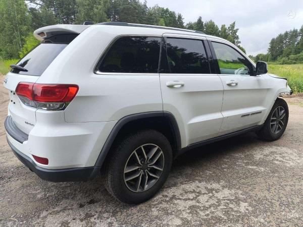 White Jeep Grand Cherokee 2019 in Vilnius, with an engine capacity of 3.60 L and mileage of 113 thousand km for 10500 €, photo 4 on AUTOMOTO.COM.LV