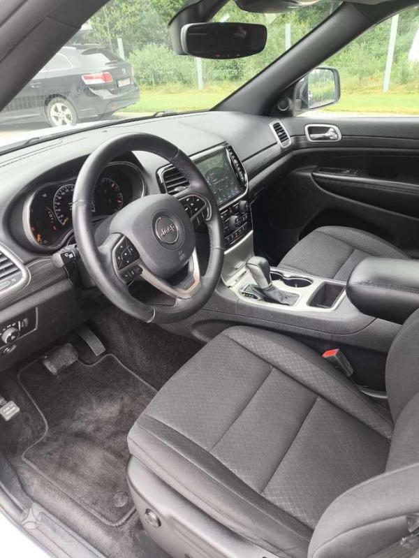 White Jeep Grand Cherokee 2019 in Vilnius, with an engine capacity of 3.60 L and mileage of 113 thousand km for 10500 €, photo 8 on AUTOMOTO.COM.LV