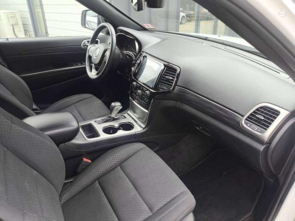 White Jeep Grand Cherokee 2019 in Vilnius, with an engine capacity of 3.60 L and mileage of 113 thousand km for 10500 €, photo 10 on AUTOMOTO.COM.LV