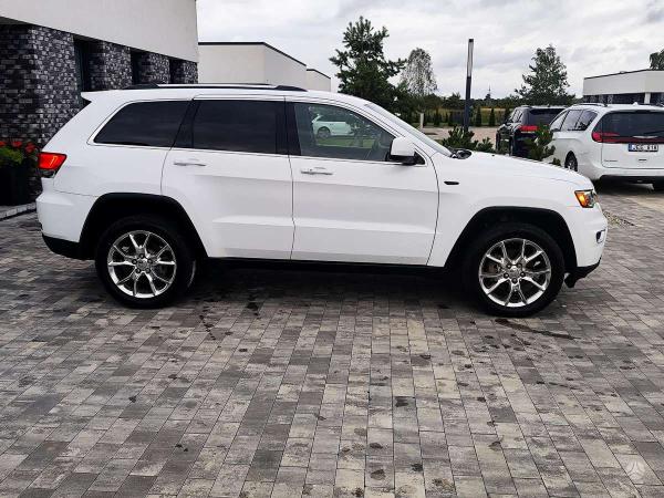 White Jeep Grand Cherokee 2019 in Kaunas, with an engine capacity of 3.60 L and mileage of 217 thousand km for 16600 €, photo 6 on AUTOMOTO.COM.LV