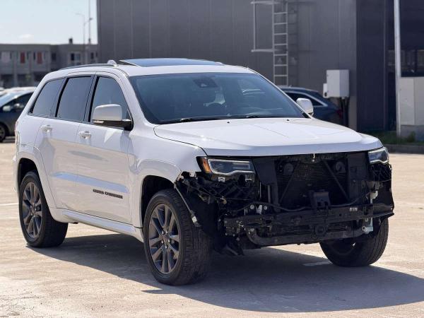 White Jeep Grand Cherokee 2019 in Siauliai, with an engine capacity of 3.60 L and mileage of 243 thousand km for 12900 €, photo 1 on AUTOMOTO.COM.LV