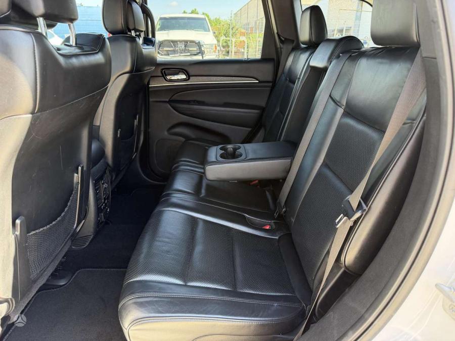 Balts Jeep Grand Cherokee 2019 Šauļi, ar dzinēja tilpumu 3.60 L un nobraukumu 243 tūkst. km par 12900 €, foto 22 vietnē AUTOMOTO.COM.LV
