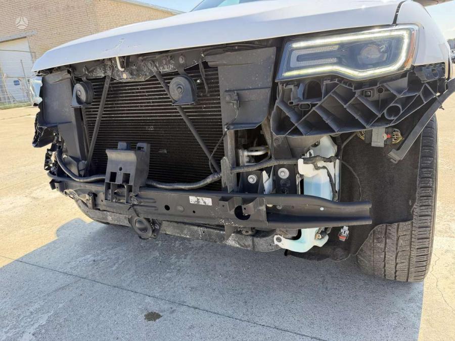 Balts Jeep Grand Cherokee 2019 Šauļi, ar dzinēja tilpumu 3.60 L un nobraukumu 243 tūkst. km par 12900 €, foto 30 vietnē AUTOMOTO.COM.LV