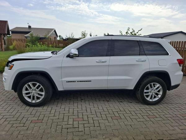 White Jeep Grand Cherokee 2019 in Klaipeda, with an engine capacity of 3.60 L and mileage of 165 thousand km for 9900 €, photo 4 on AUTOMOTO.COM.LV