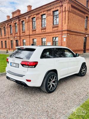 White Jeep Grand Cherokee 2019 in Mazeikiai, with an engine capacity of 6.40 L and mileage of 120 thousand km for 43500 €, photo 8 on AUTOMOTO.COM.LV