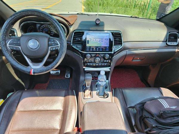 Balts Jeep Grand Cherokee 2019 Kauņa, ar dzinēja tilpumu 3.60 L un nobraukumu 105 tūkst. km par 18700 €, foto 7 vietnē AUTOMOTO.COM.LV