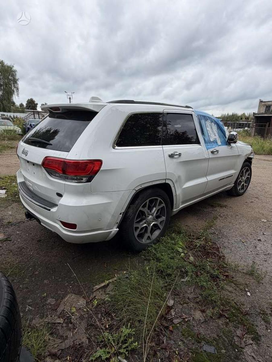 Balts Jeep Grand Cherokee 2019 Viļņa, ar dzinēja tilpumu 3.60 L un nobraukumu 128 tūkst. km par 12500 €, foto 5 vietnē AUTOMOTO.COM.LV