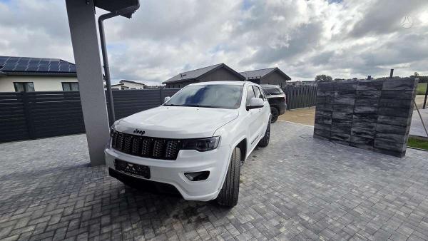 Balts Jeep Grand Cherokee 2019 Šauļi, ar dzinēja tilpumu 3.60 L un nobraukumu 200 tūkst. km par 16500 €, foto 1 vietnē AUTOMOTO.COM.LV