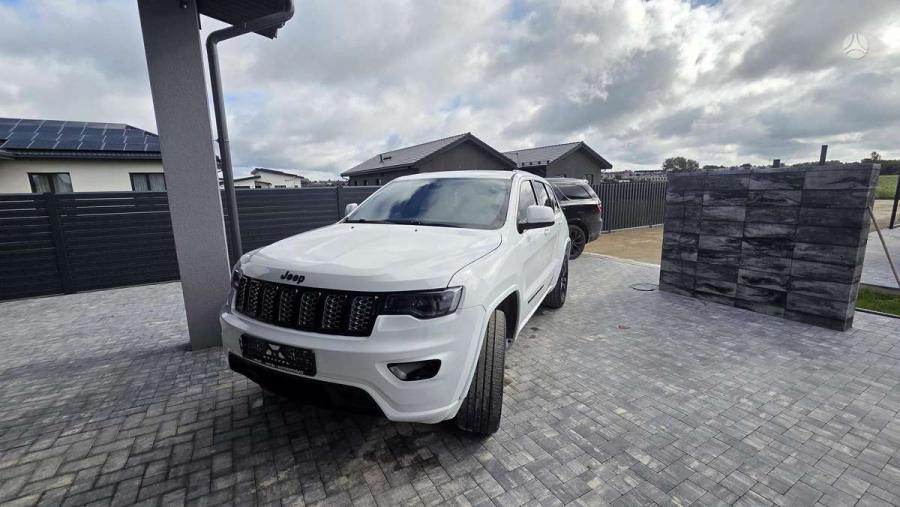 White Jeep Grand Cherokee 2019 in Siauliai, with an engine capacity of 3.60 L and mileage of 200 thousand km for 16500 €, photo 1 on AUTOMOTO.COM.LV
