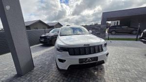White Jeep Grand Cherokee 2019 in Siauliai, with an engine capacity of 3.60 L and mileage of 200 thousand km for 16500 €, photo 4 on AUTOMOTO.COM.LV