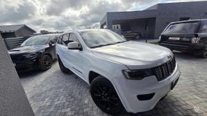 White Jeep Grand Cherokee 2019 in Siauliai, with an engine capacity of 3.60 L and mileage of 200 thousand km for 16500 €, photo 5 on AUTOMOTO.COM.LV