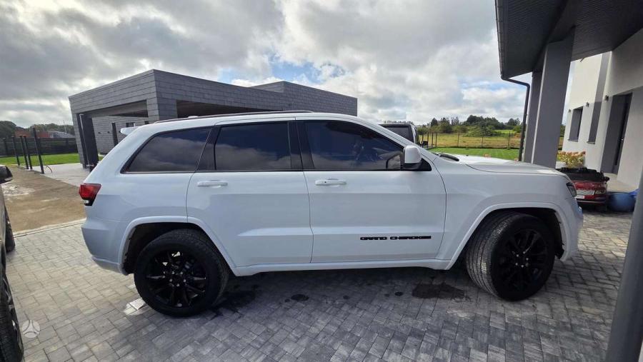 White Jeep Grand Cherokee 2019 in Siauliai, with an engine capacity of 3.60 L and mileage of 200 thousand km for 16500 €, photo 6 on AUTOMOTO.COM.LV