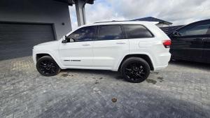 White Jeep Grand Cherokee 2019 in Siauliai, with an engine capacity of 3.60 L and mileage of 200 thousand km for 16500 €, photo 9 on AUTOMOTO.COM.LV