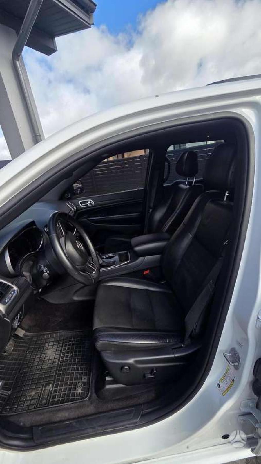 White Jeep Grand Cherokee 2019 in Siauliai, with an engine capacity of 3.60 L and mileage of 200 thousand km for 16500 €, photo 10 on AUTOMOTO.COM.LV