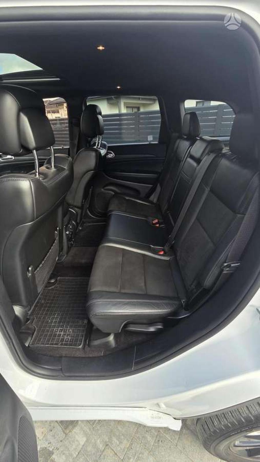 White Jeep Grand Cherokee 2019 in Siauliai, with an engine capacity of 3.60 L and mileage of 200 thousand km for 16500 €, photo 13 on AUTOMOTO.COM.LV