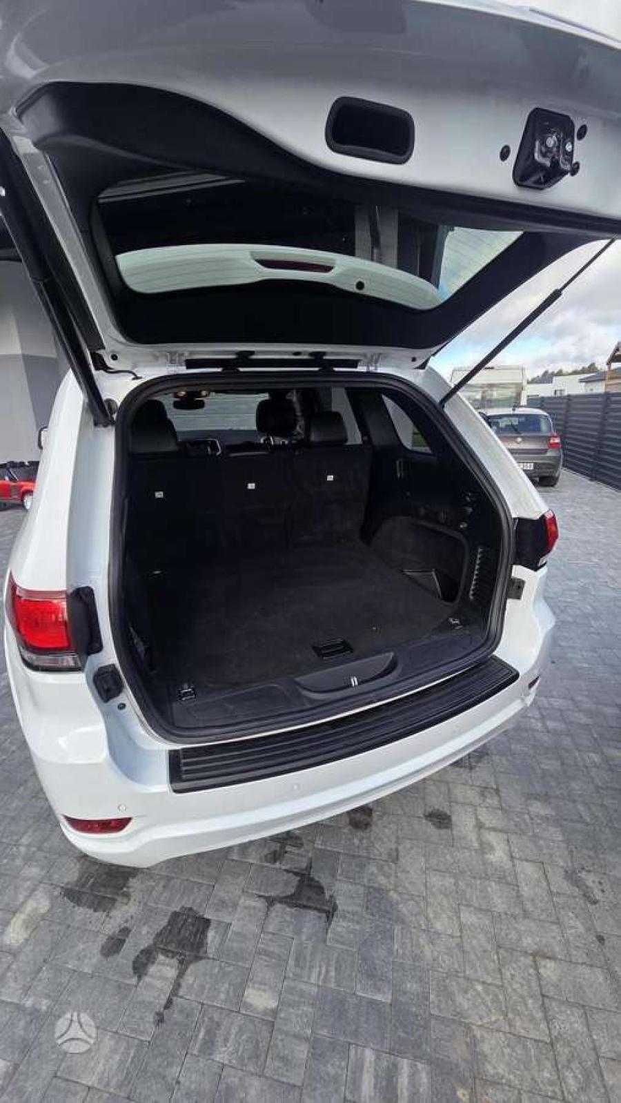 White Jeep Grand Cherokee 2019 in Siauliai, with an engine capacity of 3.60 L and mileage of 200 thousand km for 16500 €, photo 14 on AUTOMOTO.COM.LV